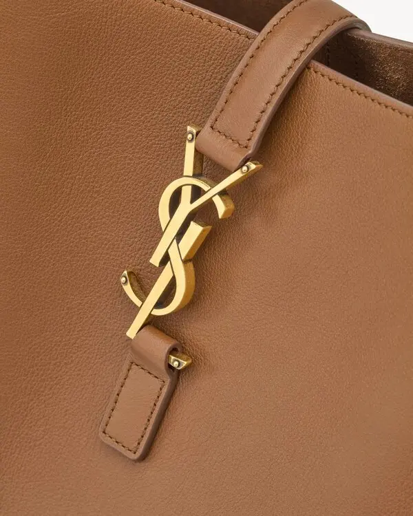 Saint Laurent Le 5 À 7 Logo Plaque Large Shoulder Bag - Fox