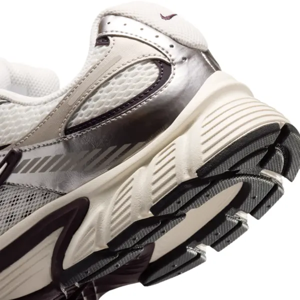Nike V5 Rnr Athletic Sneakers - Grey