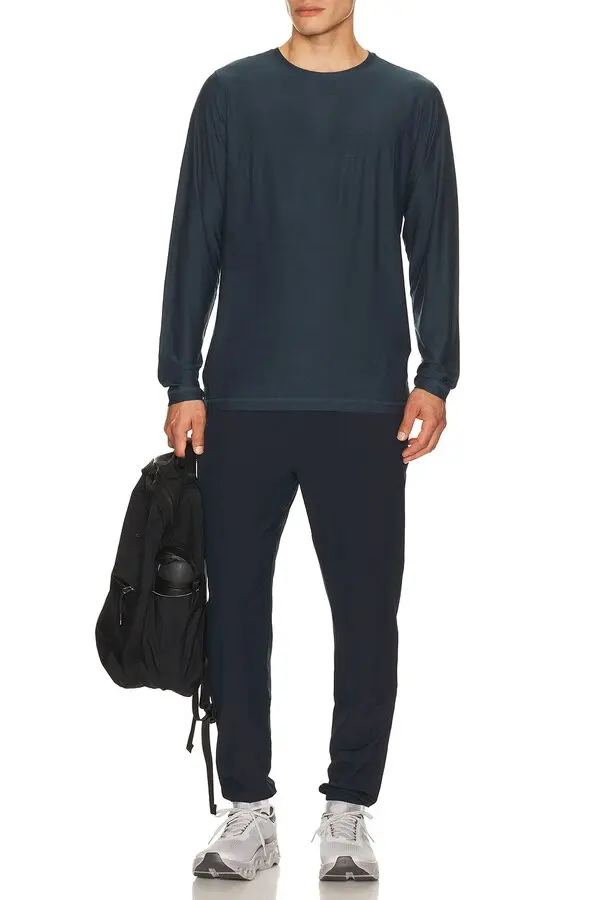 Vuori Strato Tech Long Sleeve Tee In Red - Navy Heather