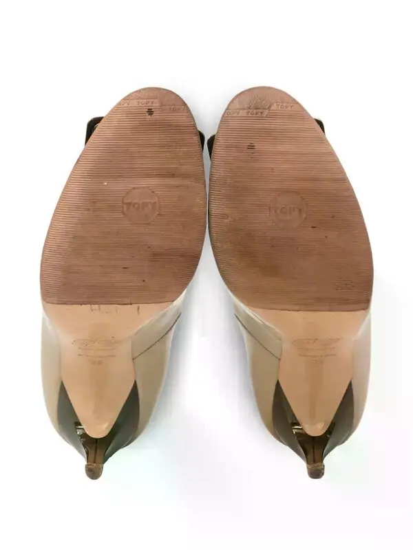 ROGER VIVIER Trompette Buckle Pumps
