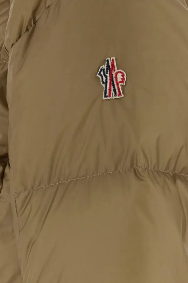 Moncler Quilted Down Jacket With Contrasting Logo - Light Brown