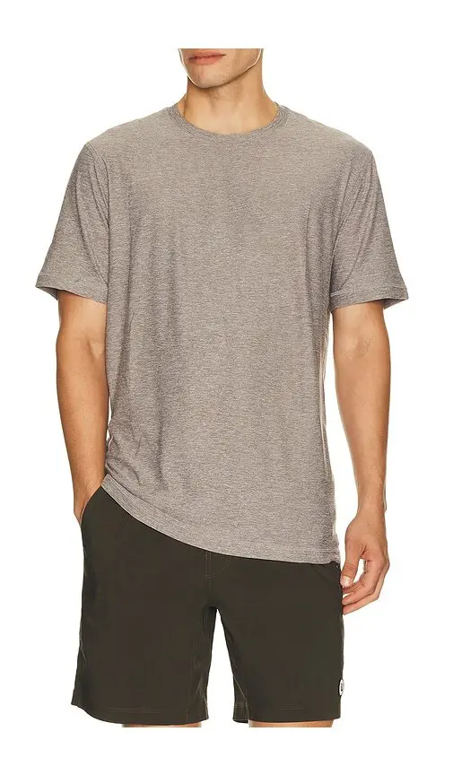 Vuori Strato Tech Tee In Grey - Heather Grey