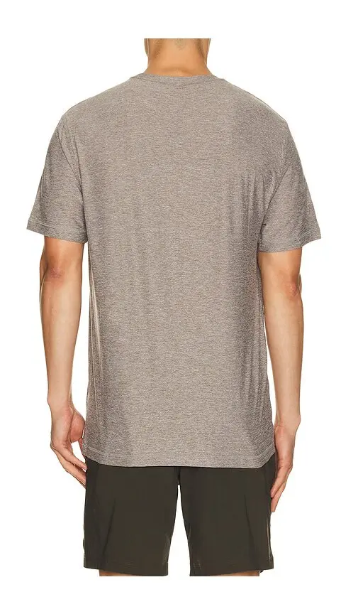 Vuori Strato Tech Tee In Grey - Heather Grey