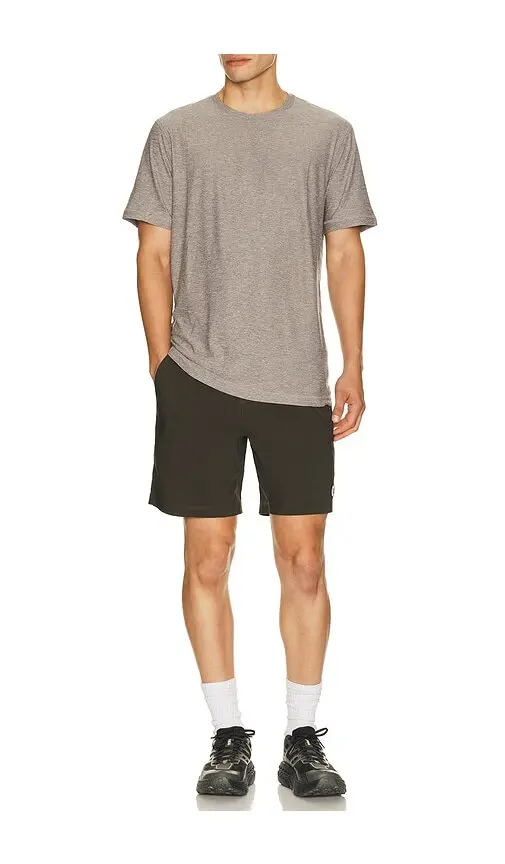 Vuori Strato Tech Tee In Grey - Heather Grey