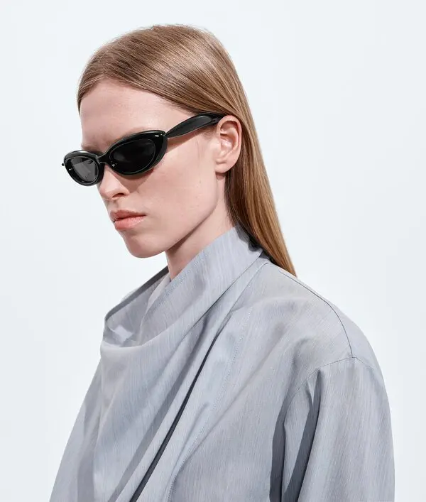 Bottega Veneta Sardine Oval Sunglasses - Black/gray