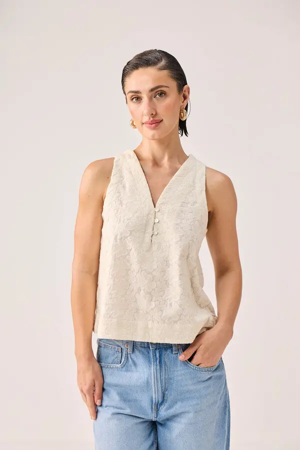 REISTOR Embroidered Button-front Neck Top In Cream - Red