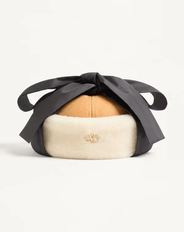 Valentino Garavani Vlogo Signature Shearling Cap - Ivory/beige/black