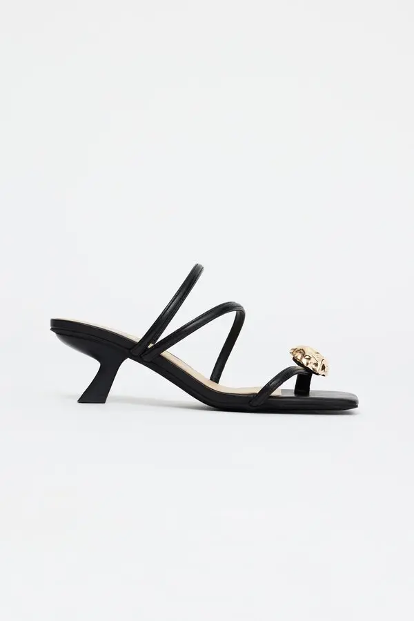 Acler Gateside Low Heel Sandals With Gold Toe Detail - Black