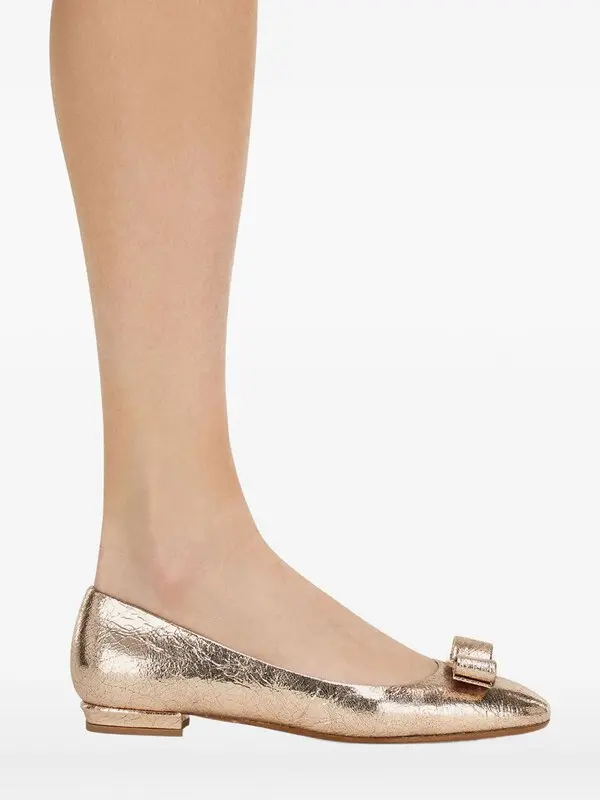 FERRAGAMO Vara Bow Craquelé Finish Leather Ballerinas - Silver