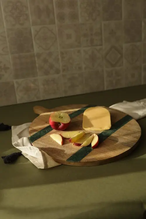 FORESIDE HOME AND GARDEN Cillian Dark Green Round Marble Serving Board