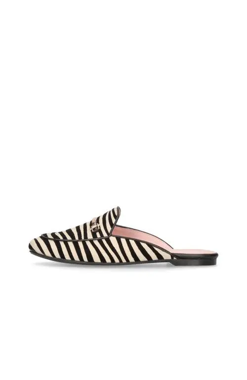 Pretty Ballerinas Round Toe Animal Print Loafer Slide