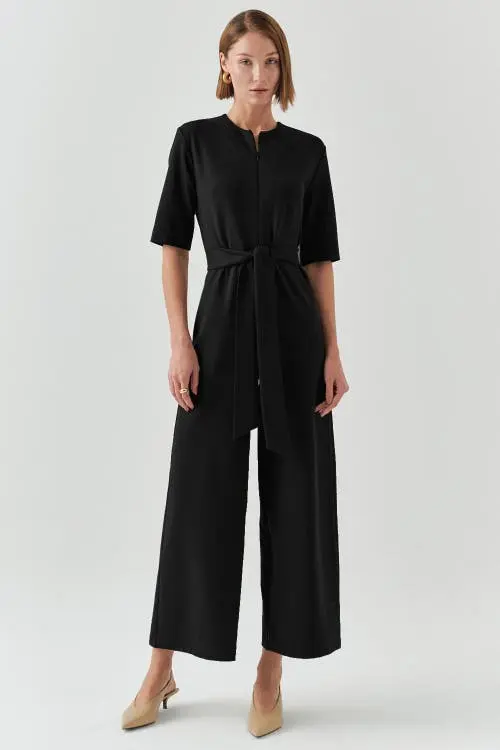 EXQUISE Cynthia Jumpsuit With V-neck And Belted Waist - Black