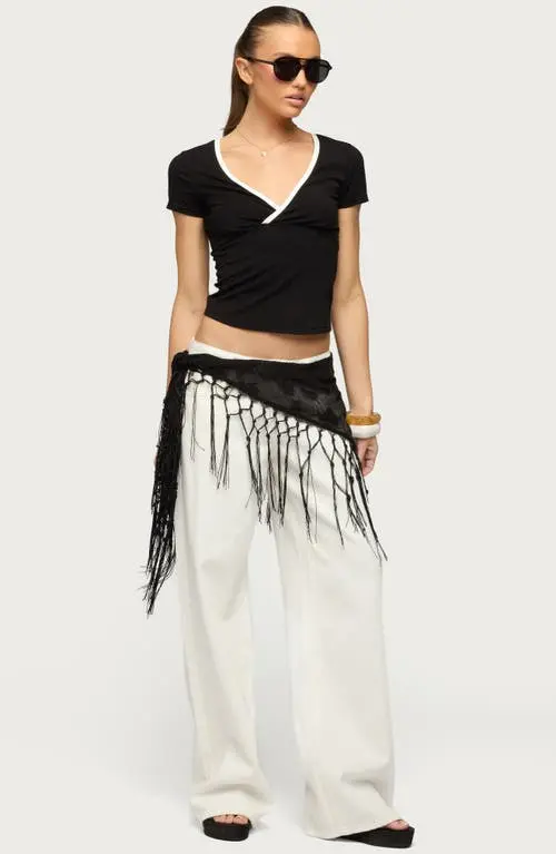 EDIKTED Yulenna Contrast Trim V-neck Top