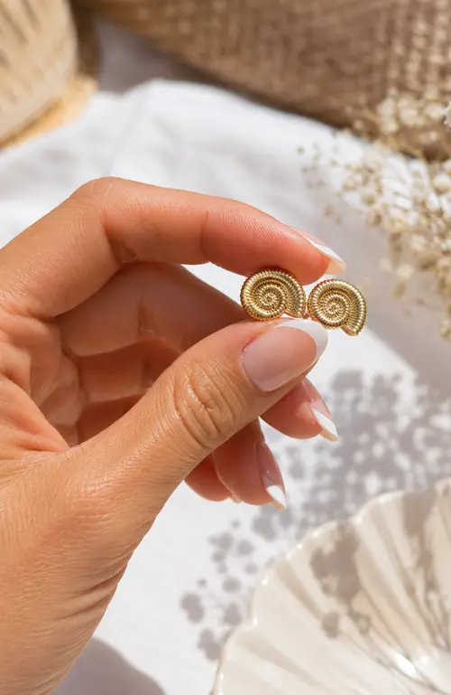 DLORIA En Tide Shell Stud Earrings