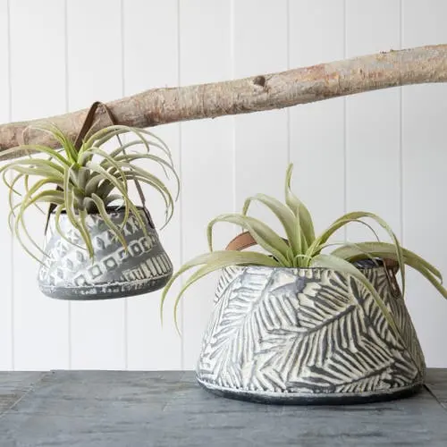FORESIDE HOME AND GARDEN Set Of 2 Rustic Whitewashed Pattern Galvanized Metal Decorative Storage Baskets