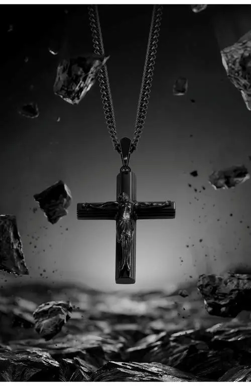 VINCERO Crucifix Pendant Necklace
