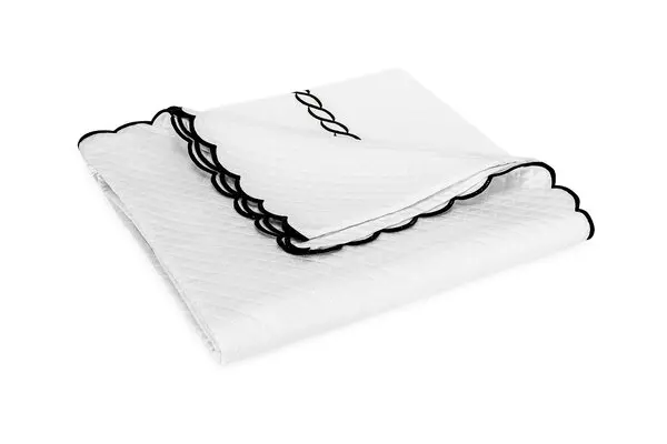 MATOUK Classic Chain Scallop Matelassé Coverlet - Black