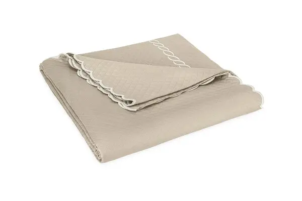 MATOUK Classic Chain Scallop Matelassé Coverlet - Dune/bone