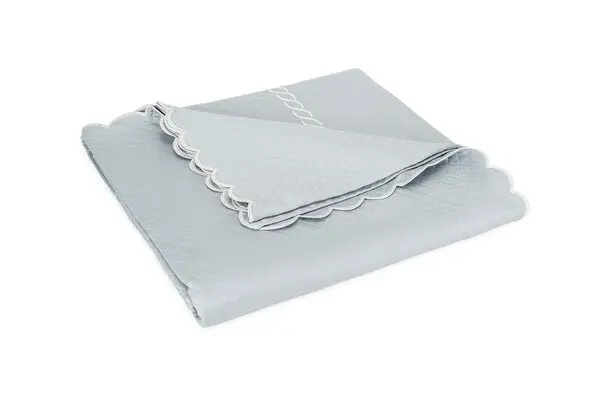 MATOUK Classic Chain Scallop Matelassé Coverlet - Pool/bone