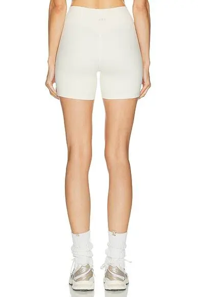 437 The Essentials Short - Cream