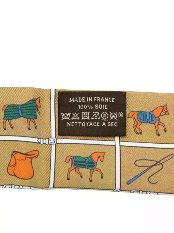 Hermès 2010-2026 Couvertures Et Tenues De Jour Silk Twilly Scarf Scarves - Brown