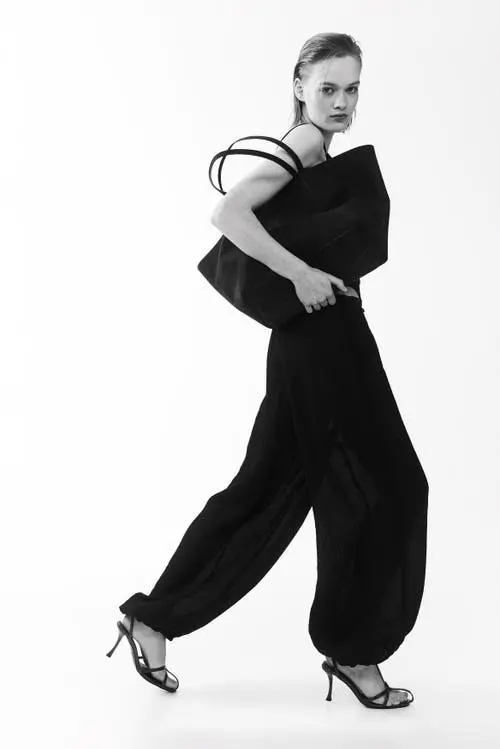H&m Balloon Drawstring Trousers In Crinkled Weave - Black