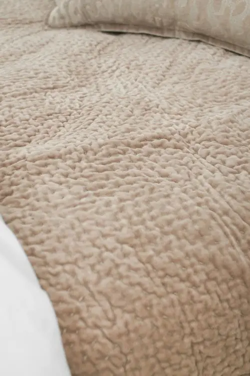 ELISABETH YORK Vela Fawn Queen Quilt