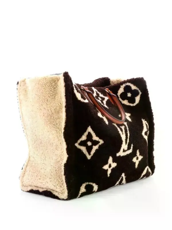 LOUIS VUITTON Onthego Monogram Giant Teddy Fleece Gm Tote Bag