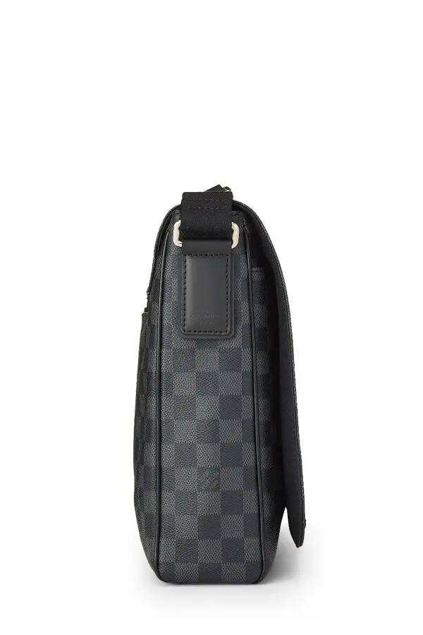 LOUIS VUITTON Damier Graphite District Messenger