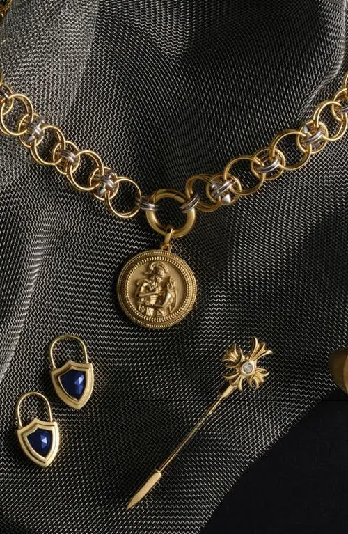 AWE INSPIRED Chain Mail Toggle Choker