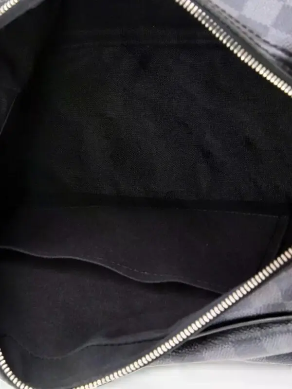 LOUIS VUITTON Damier Graphite Leo Messenger Bag