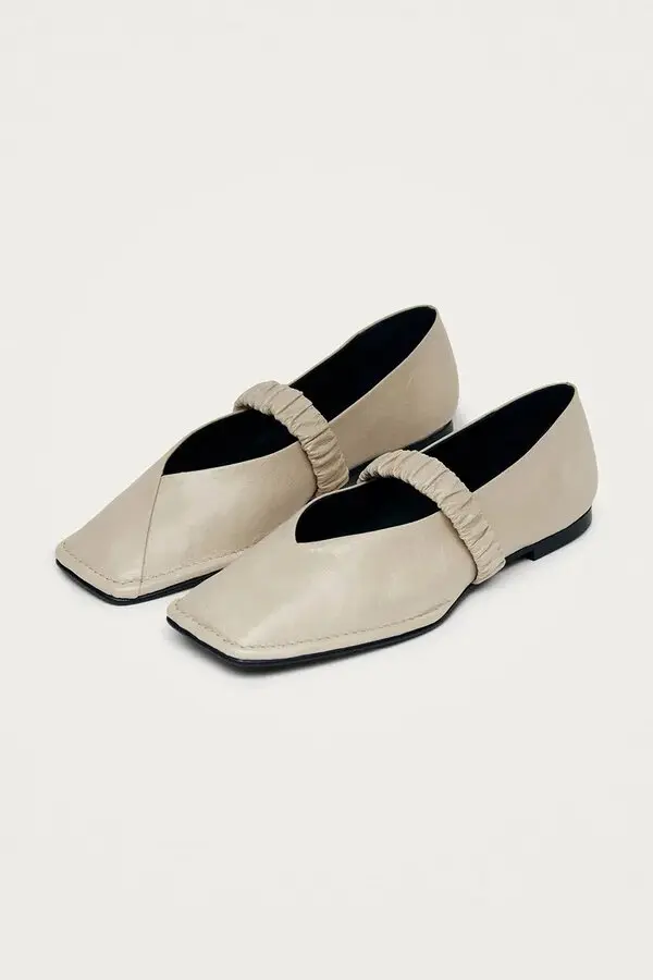 ALOHAS Square-toe Gathered Strap Flats