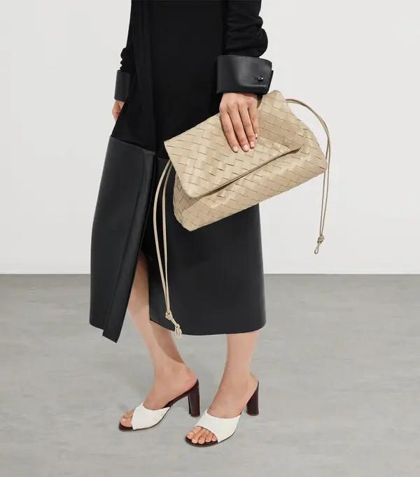 Bottega Veneta Leather Giorno Shoulder Bag - Neutral