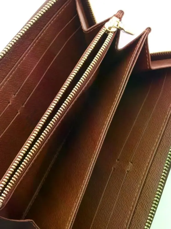 LOUIS VUITTON 2009 Zippy Wallet