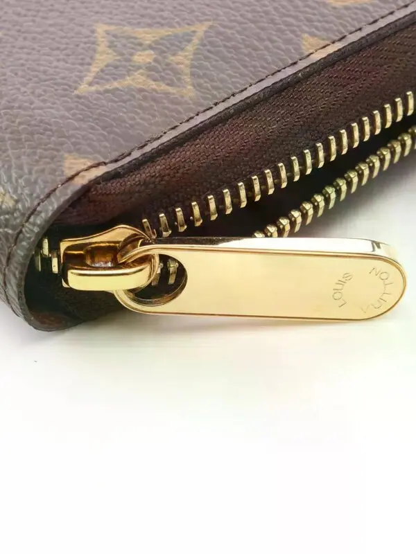LOUIS VUITTON 2009 Zippy Wallet