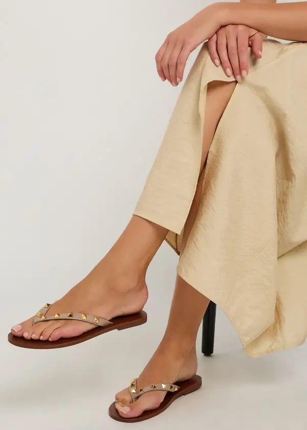 Valentino Garavani Rockstud Thong Leather Sandals - Beige