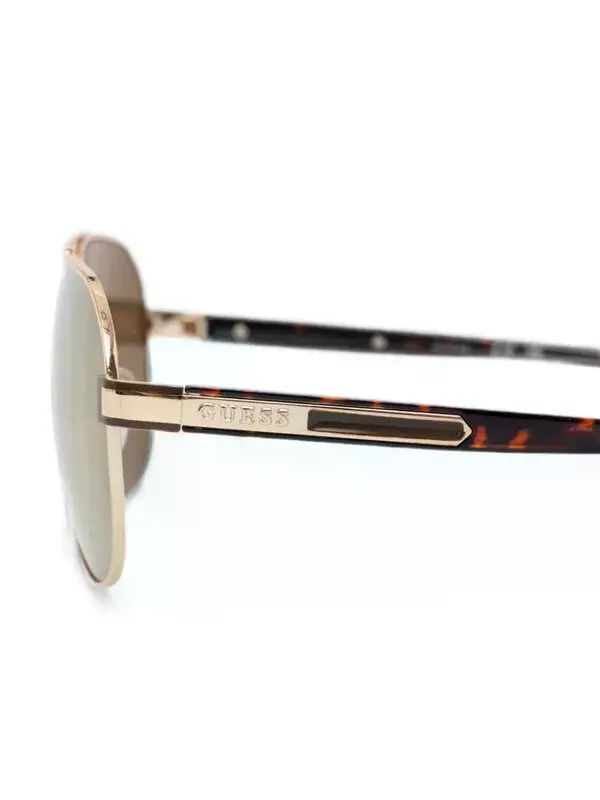Guess Pilot Frame Sunglasses With Logo Plaque - Brown
