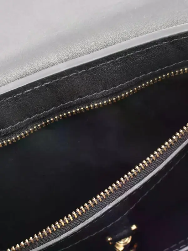 LOUIS VUITTON Capucines Mm Handbag - Black