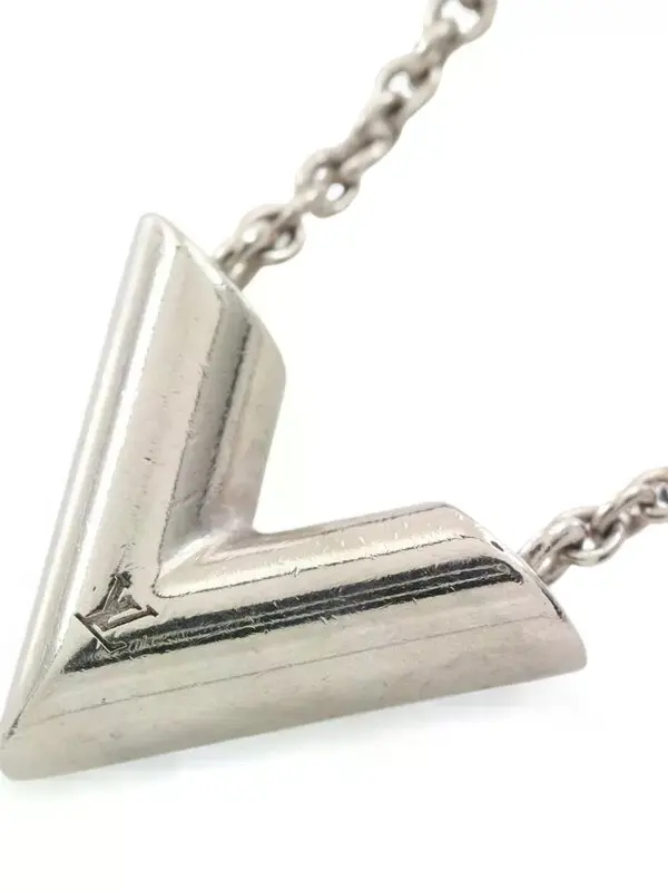LOUIS VUITTON Essential V Necklace