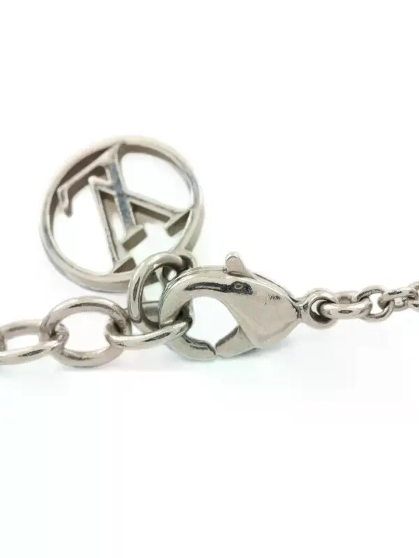 LOUIS VUITTON Essential V Necklace