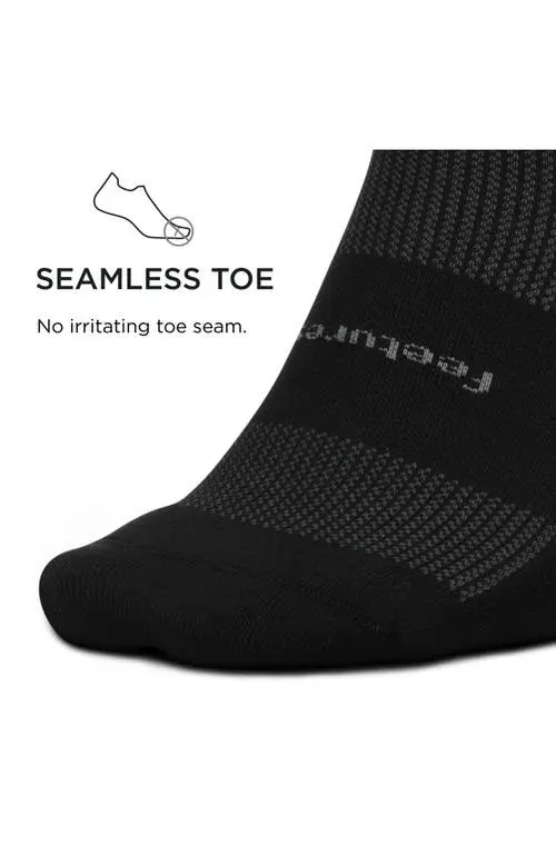FEETURES High Performance Max Cushion Quarter Sock Moisturewicking Athletic Socks - Black