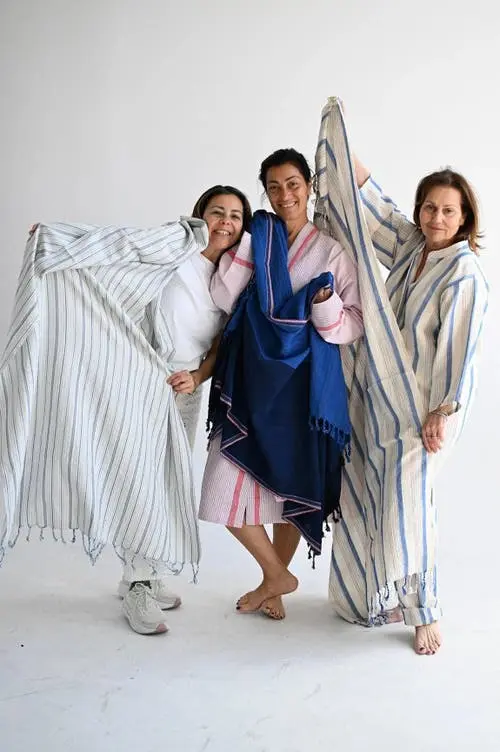 HOME AND LOFT Thin Stripe Cape Towel