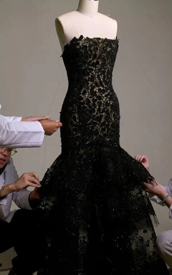 Oscar De La Renta Chrysanthemum Guipure Gown