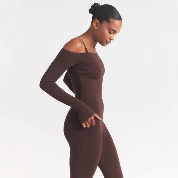 SKIMS Off The Shoulder Top | Deep Neutral | | Smooth Layers