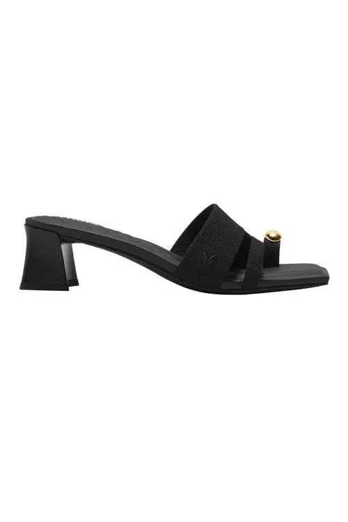 Vivaia Square-toe Toe Ring Sandals