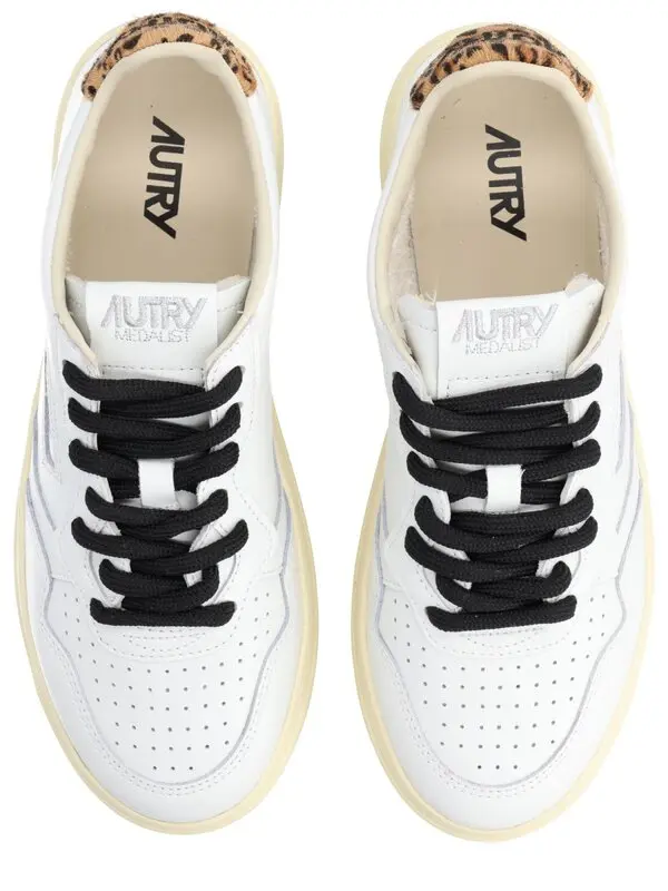 AUTRY Medalist Low Sneakers In White Leather - Multicolour