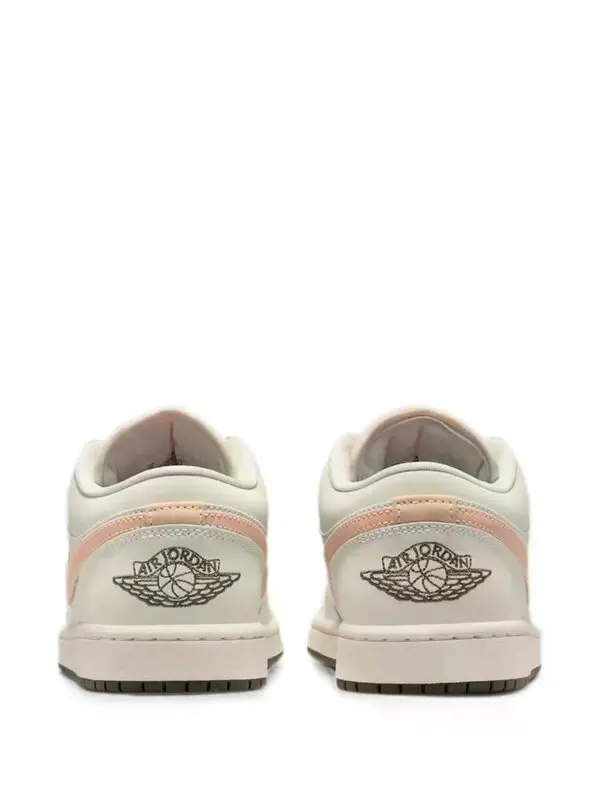 JORDAN 1 Low Sneakers