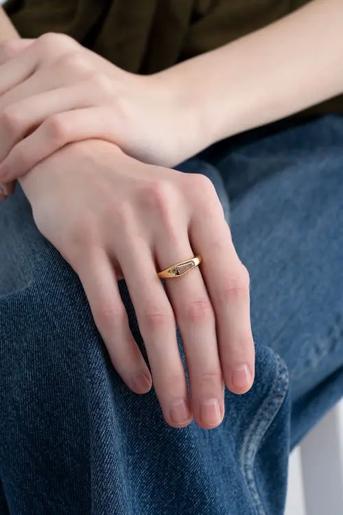 ZYNNIA COLLECTIVE Facet Ring
