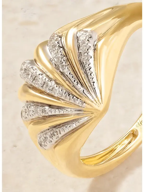 Yvonne Léon Baby Chevalière Coquillage 9-karat Diamond Ring