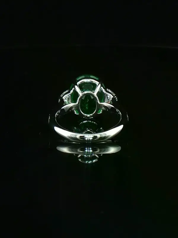 HYT JEWELRY Emerald And Diamond Ring In 18k White Gold